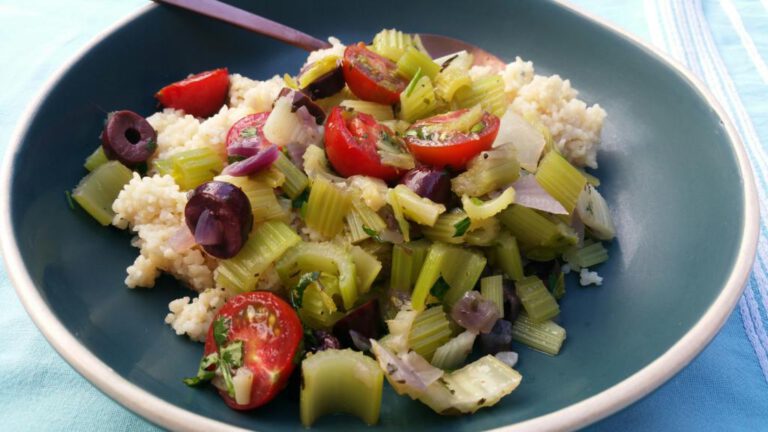 Bleekselderij met tomaat en olijven - Kievitamines