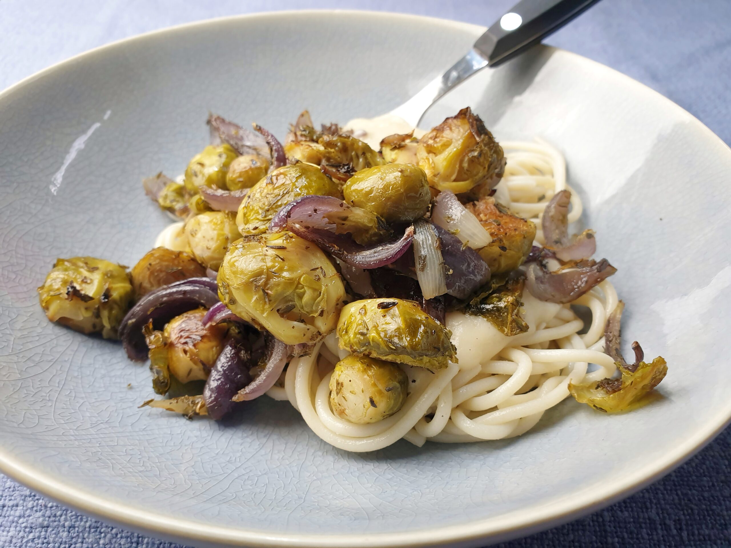 Geroosterde spruitjes met rode ui en tijm - Kievitamines
