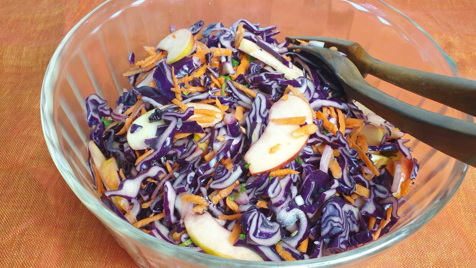 Rode kool salade met wortel, appel en ui - Kievitamines