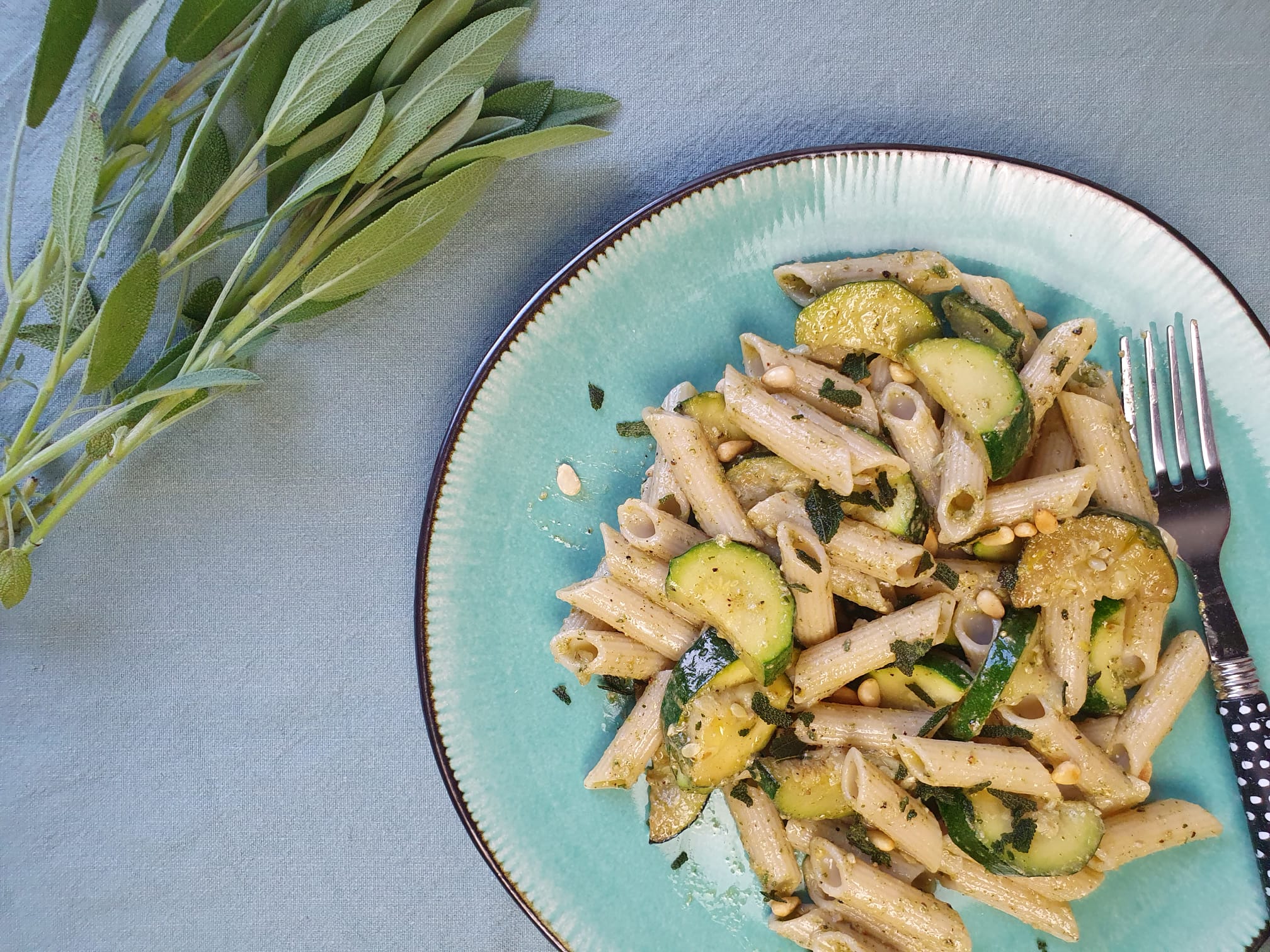 Pasta met gebakken courgette en saliepesto - Kievitamines